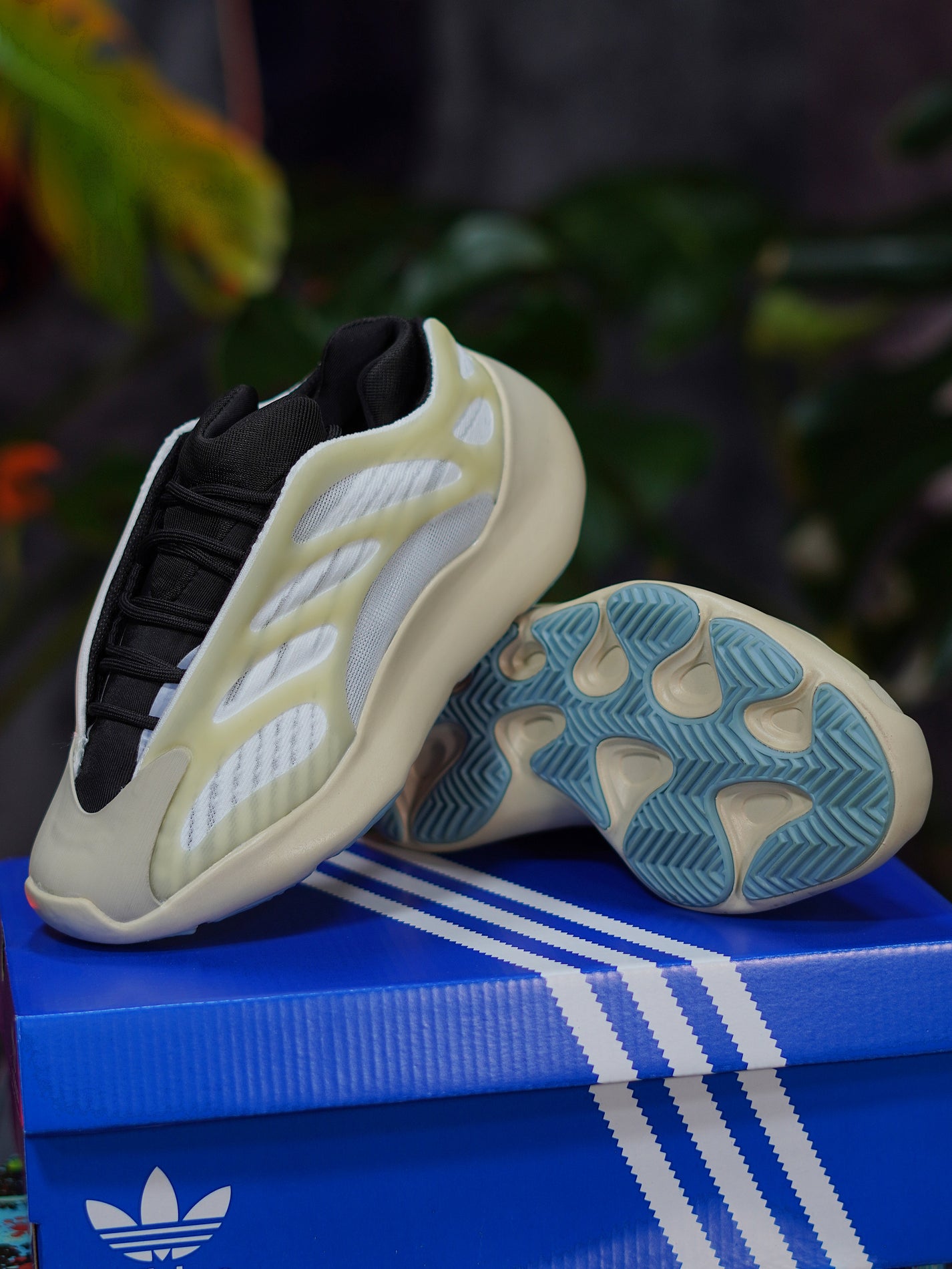 Adidas Yeezy 700 V3 Azael - Beige, Blanco, Azul – SOOULSHOPP